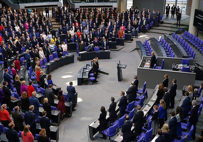 Politik - Neuer Bundestag erstmals zusammengekommen - UNTERNEHMEN-HEUTE.de